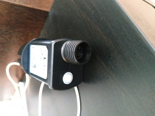 Jak włączać/wyłączać lampki LED przez gniazdko sterowane za pomocą Wi-Fi?